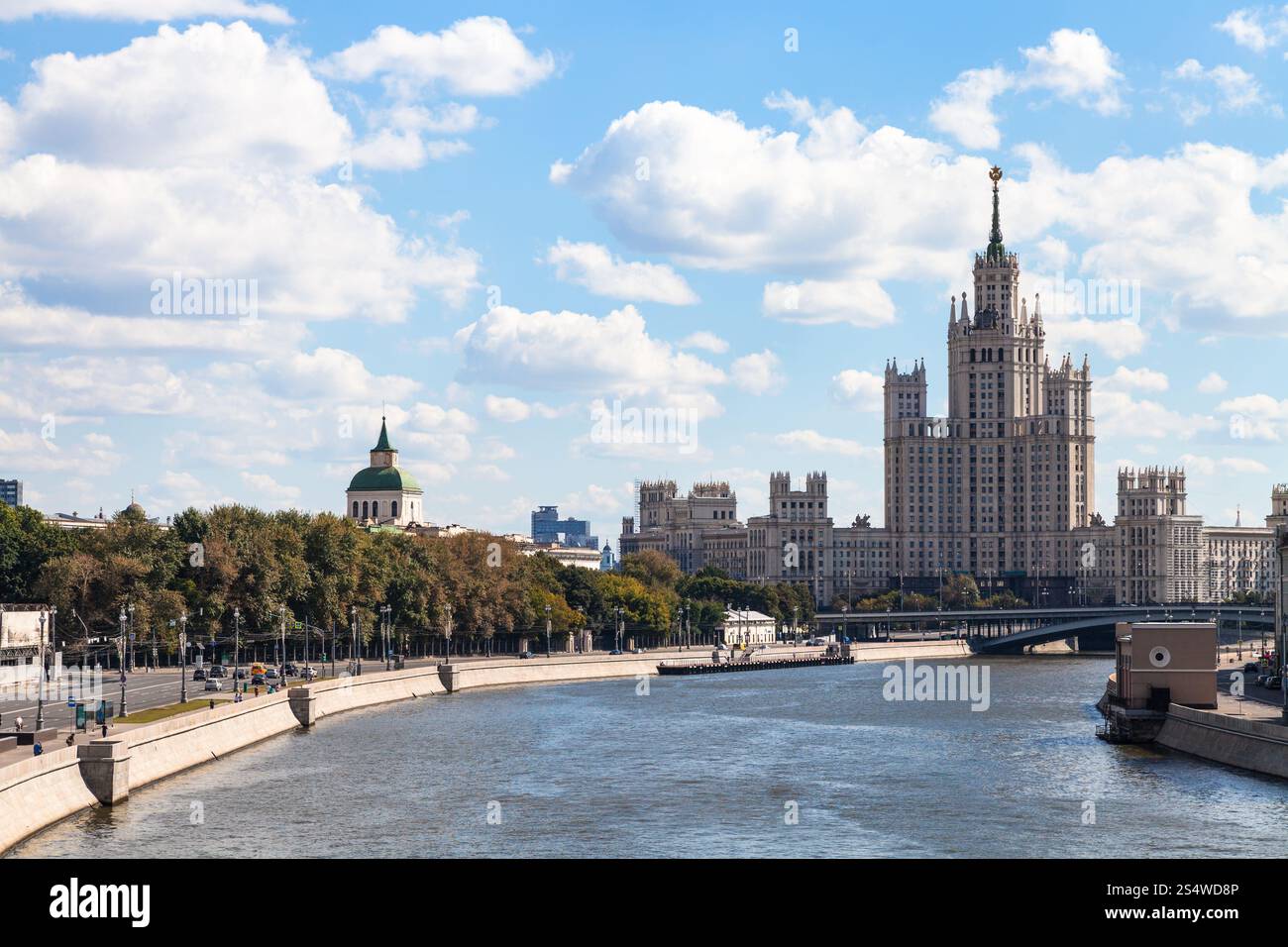 Moscow skyline view of moskvoretskaya embankment of moskva river hi-res ...