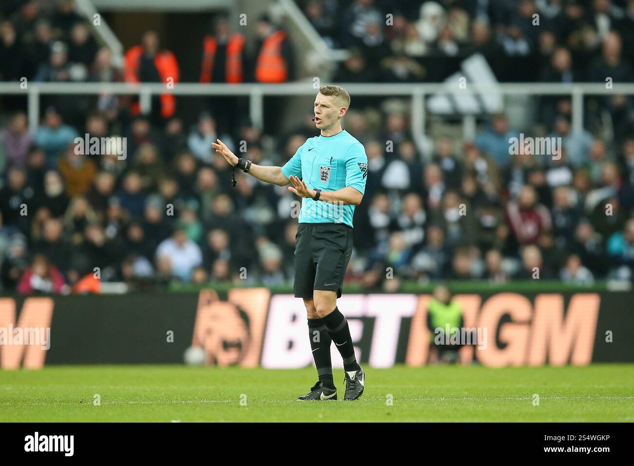 Saint JamesÕ Park, Newcastle, England - 12th January 2025 Referee Will ...