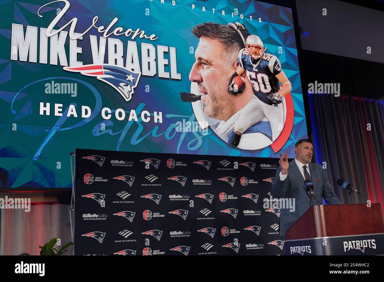 New England Patriots head coach Mike Vrabel gestures during an ...