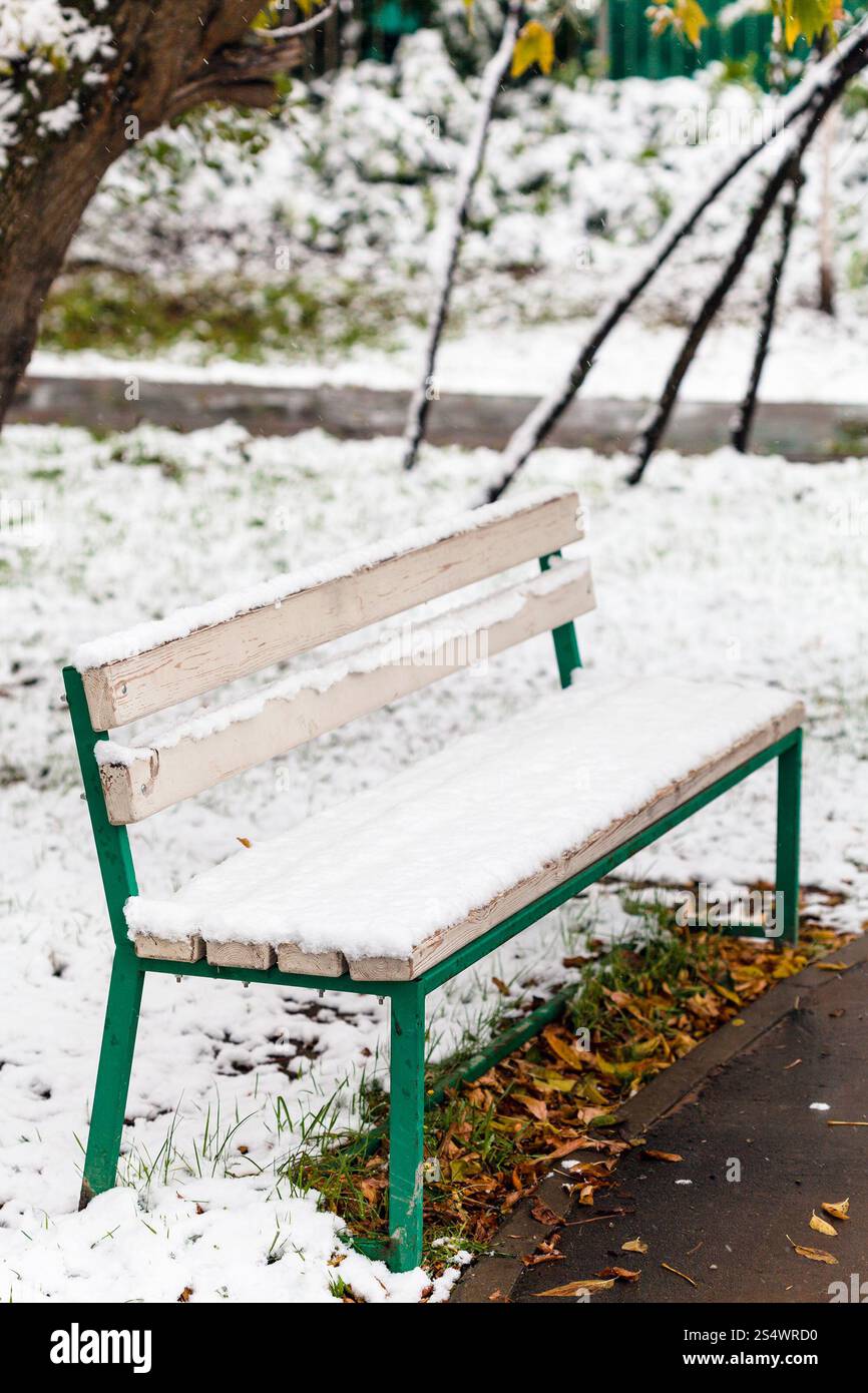 Snow covered bench pathway hi-res stock photography and images - Alamy