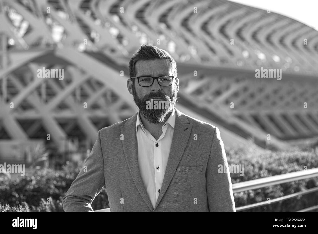 Urban businessman walking in Black and White Stock Photos & Images - Alamy