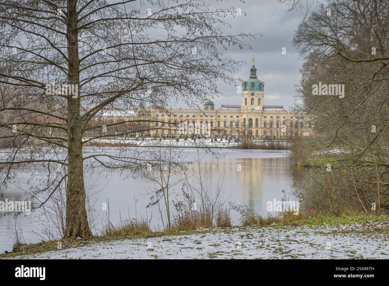 Karpfenteich, Schloßpark, winterliches Schloß Charlottenburg ...