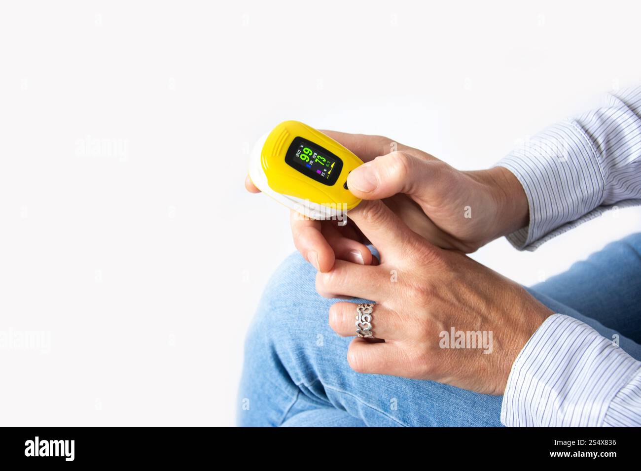 Pulse oximeter. Medical device on the finger. Patient diagnosis Stock ...