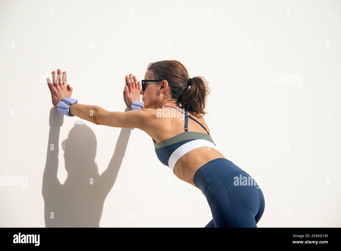 Woman wall push up exercise hi-res stock photography and images - Alamy