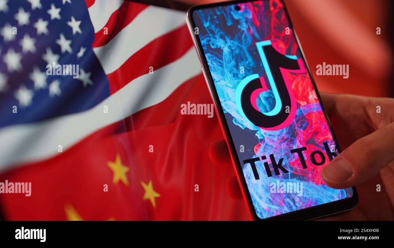 Photo of TikTok ban in the USA: Phone with the TikTok app and laptop ...