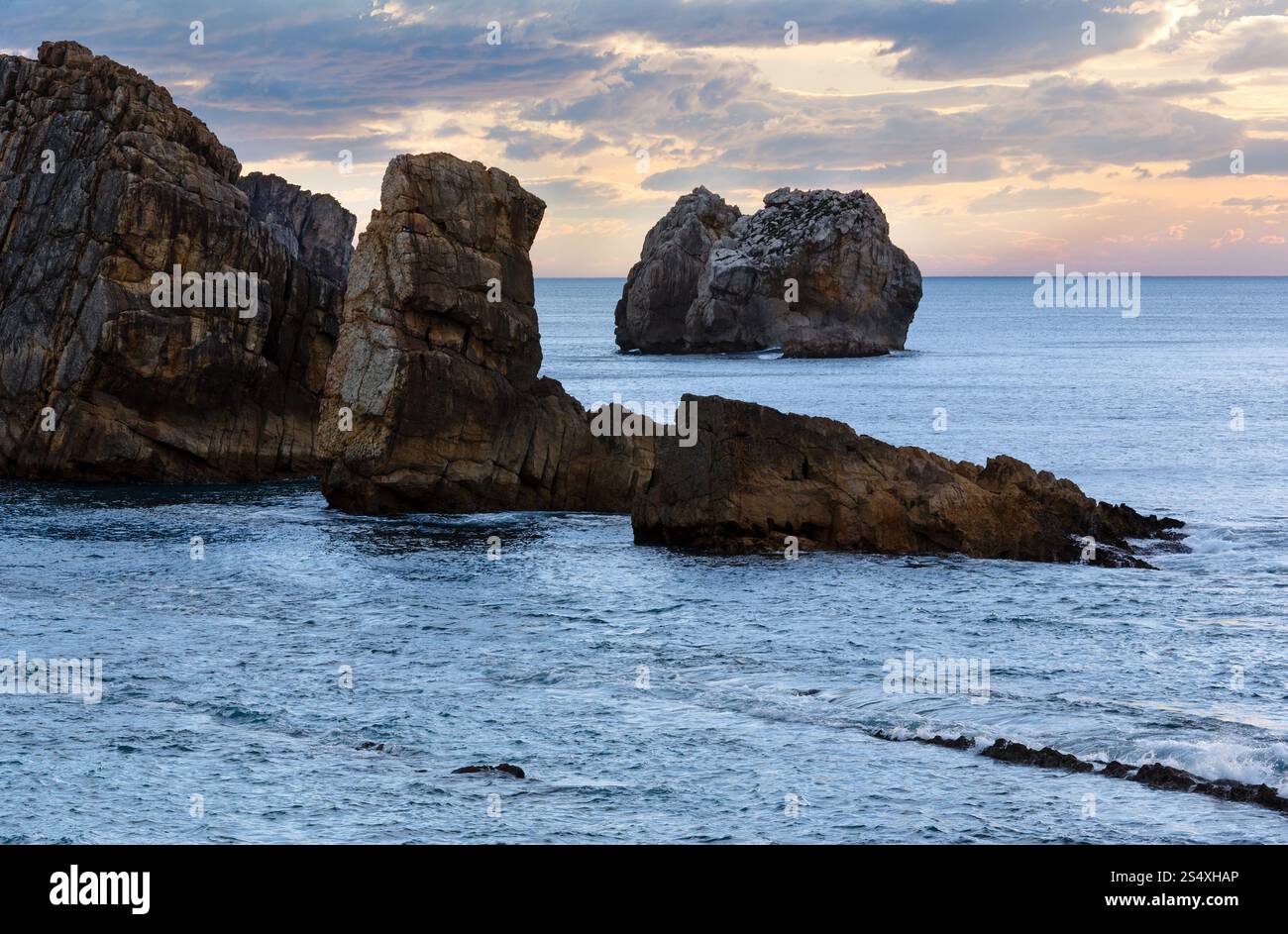 Scenic ocean view rock hi-res stock photography and images - Alamy