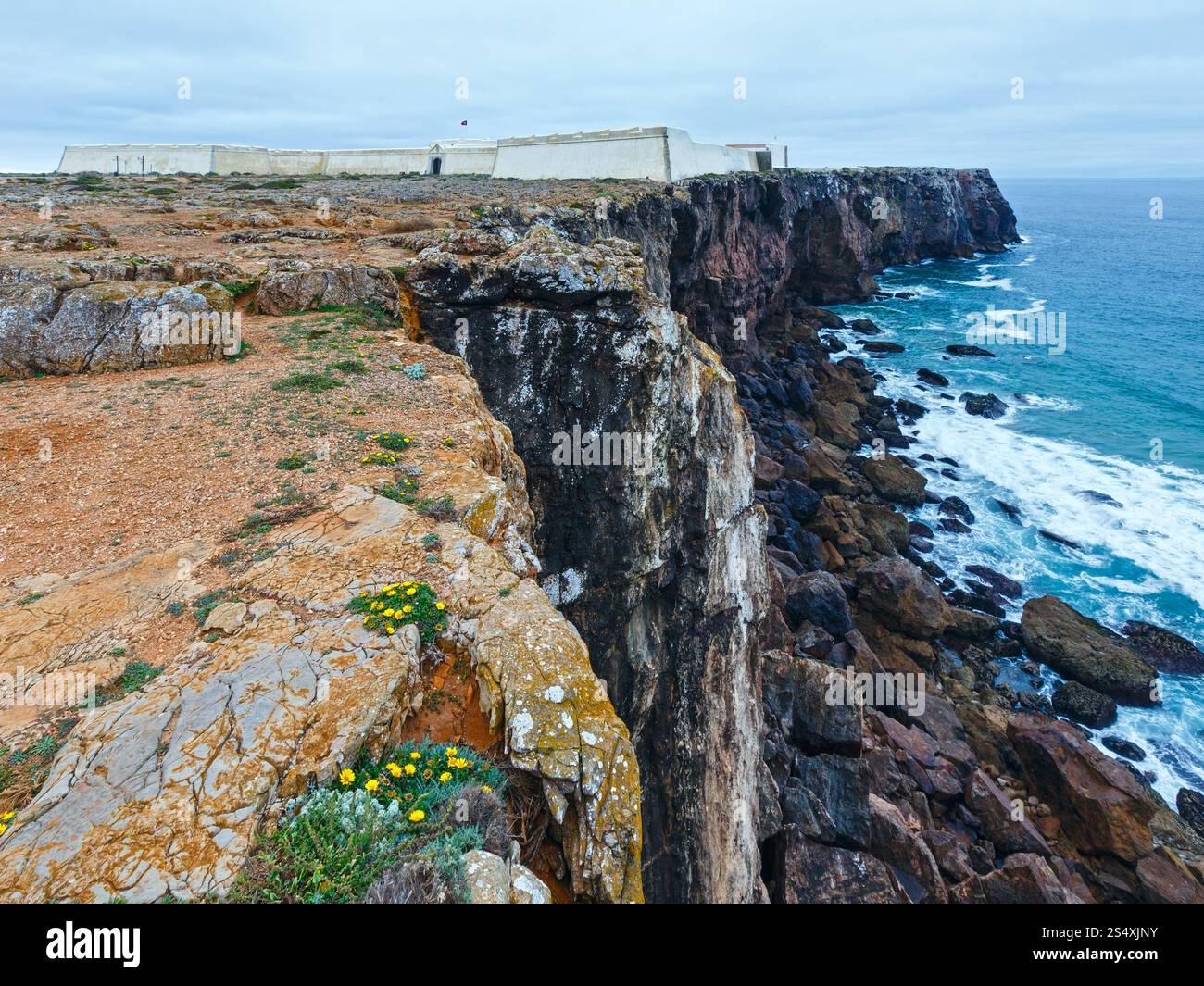 Atlantic ocean coast and Sagres castle view (Algarve, southern Portugal ...