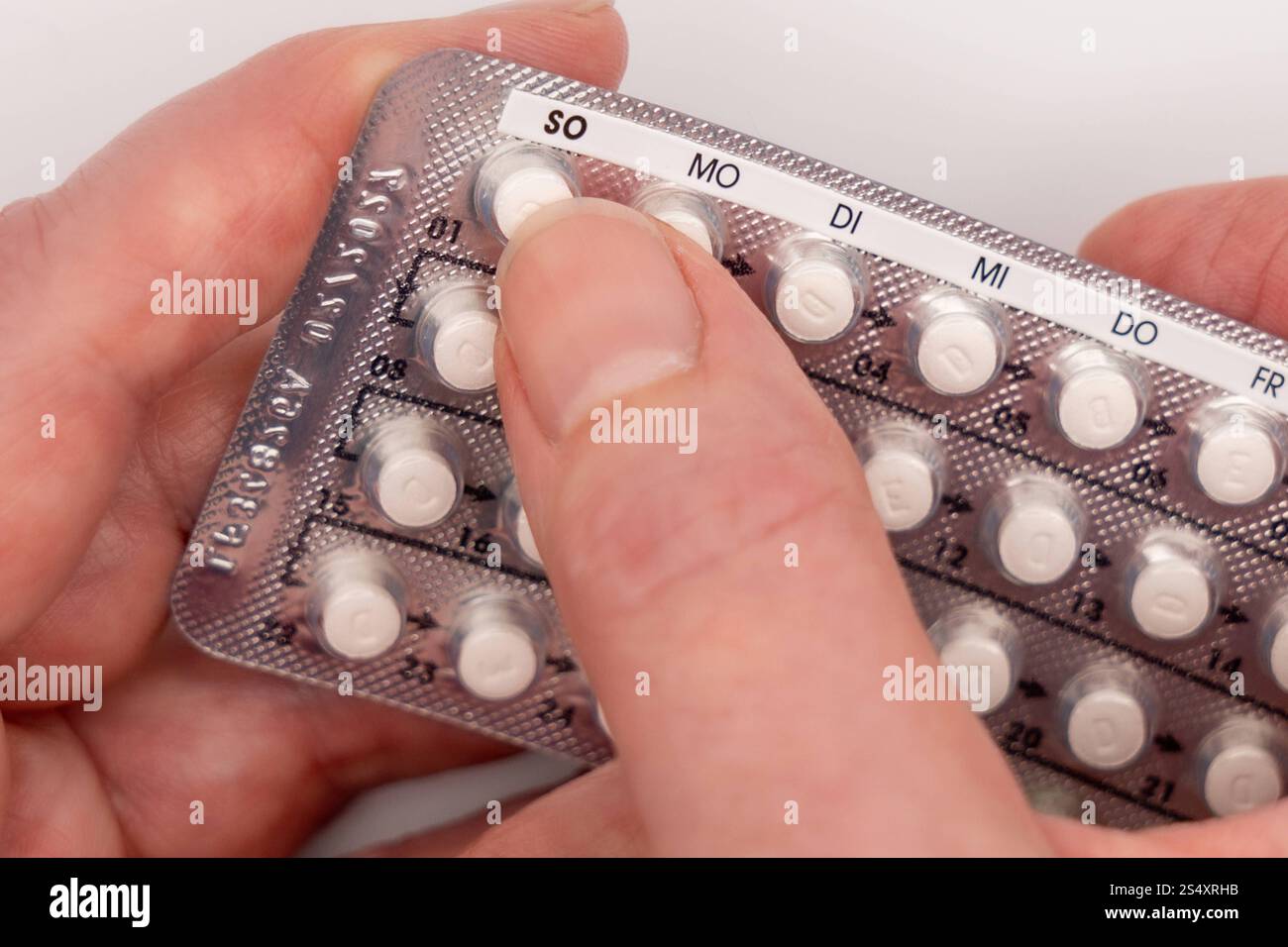 Antibabypille Antibabypille im Blister in Frauenhand *** Contraceptive ...