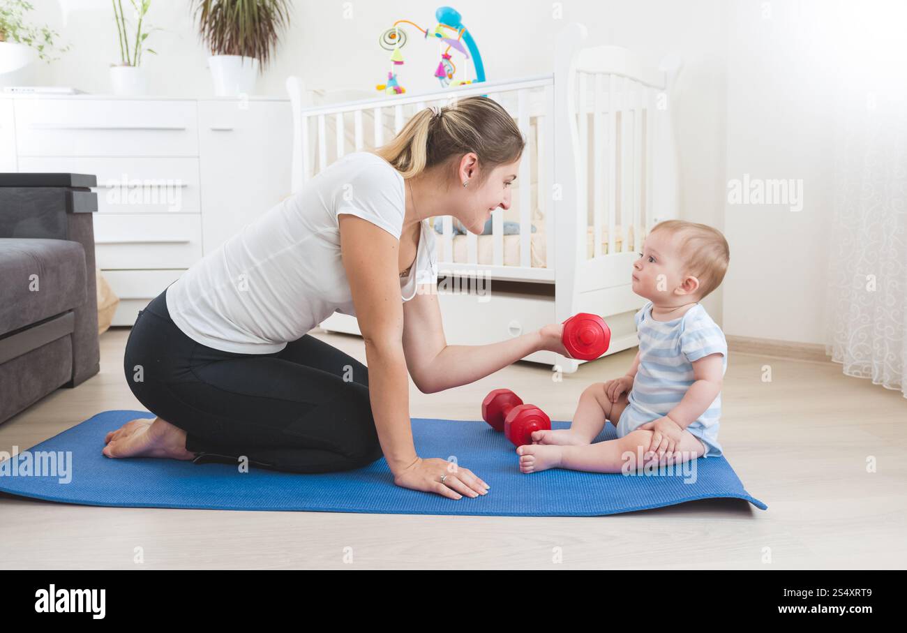 Beautiful slim mother baby hi-res stock photography and images - Alamy