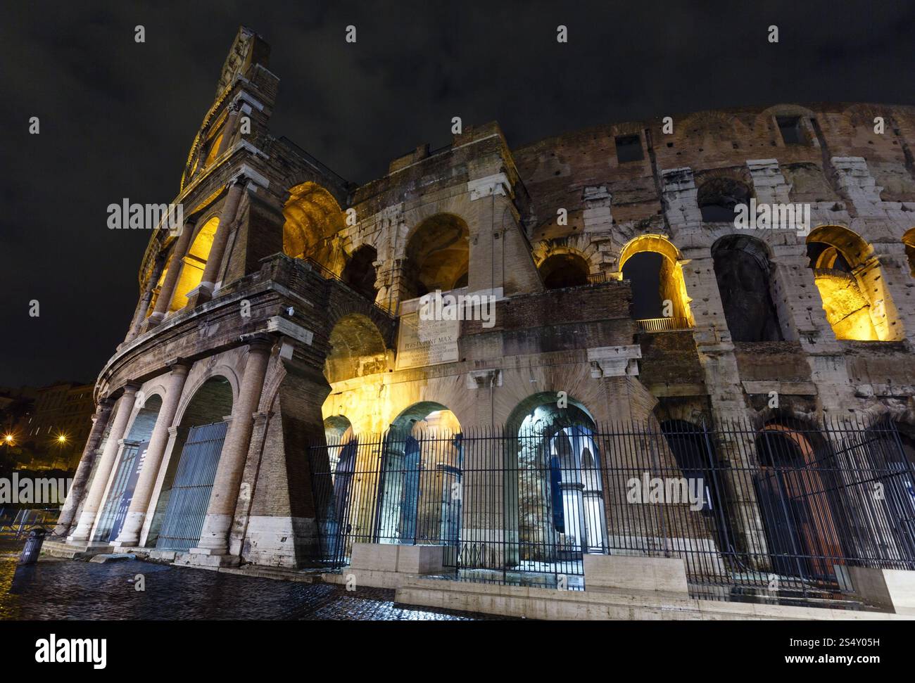 Colosseum night view symbol of imperial rome hi-res stock photography ...