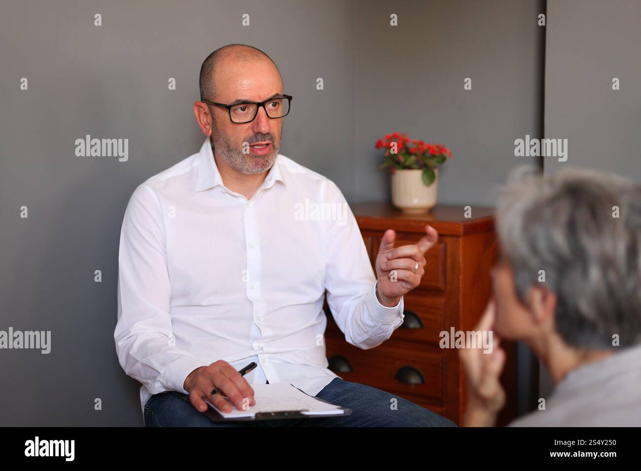 Psychologist offers hi-res stock photography and images - Alamy