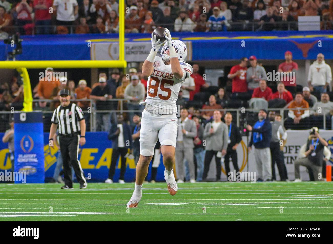 Arlington, USA. 10th Jan, 2025. January 10 2025: Texas Longhorns tight ...