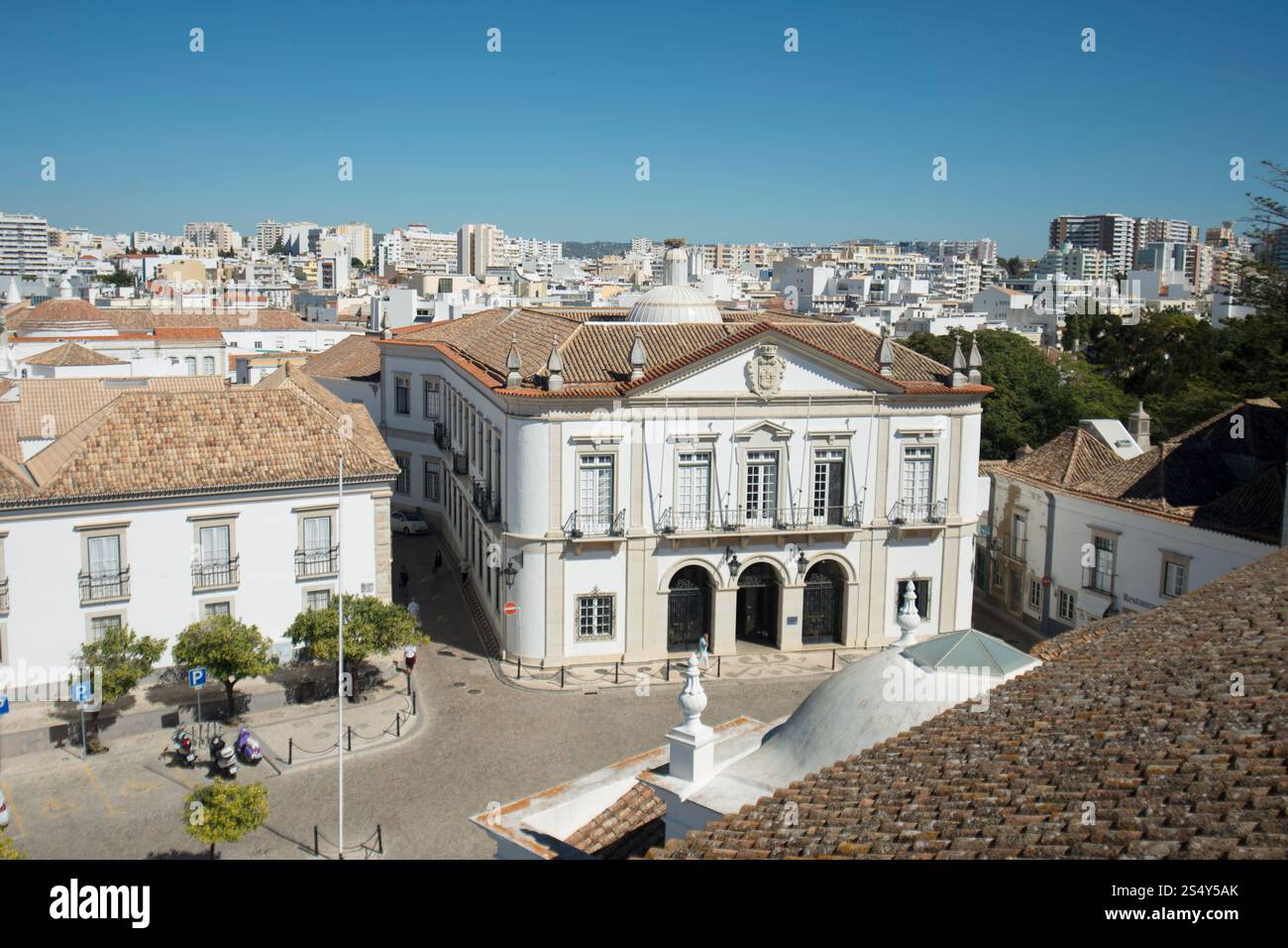 the city centre at the Lago de Se in the old town of Faro at the east ...