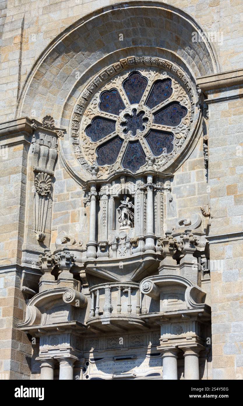 Romanesque rose window hi-res stock photography and images - Alamy