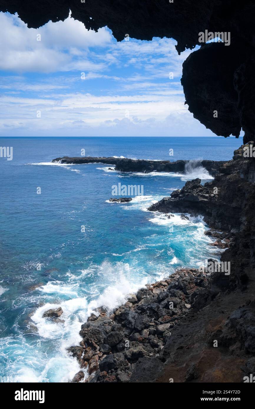 Cliffs and pacific ocean landscape vue from Ana Kakenga cave in Easter ...
