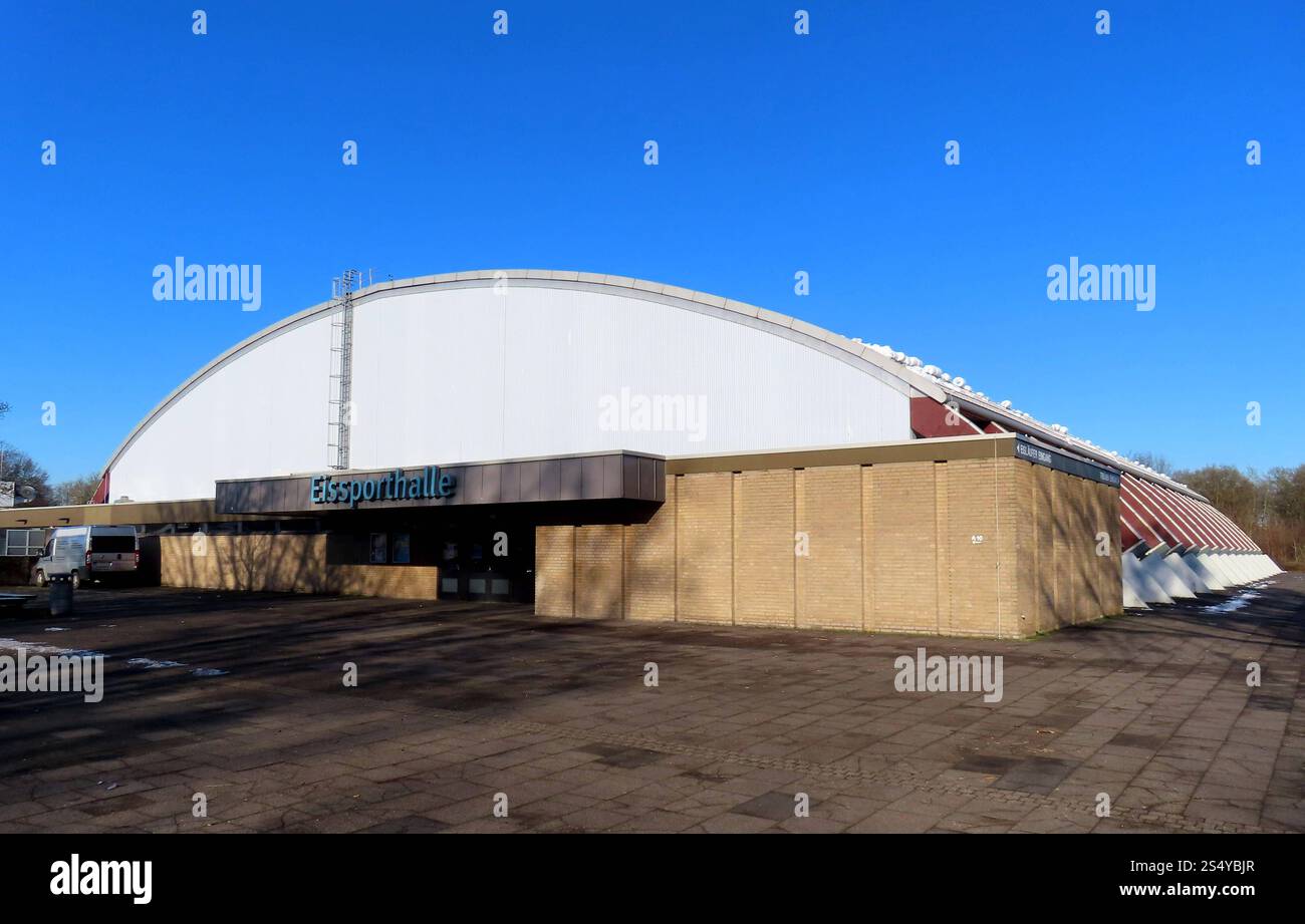 ...Sporthalle - Eislauf - Freizeit- Besucher - Sportler- Jahreszeit ...