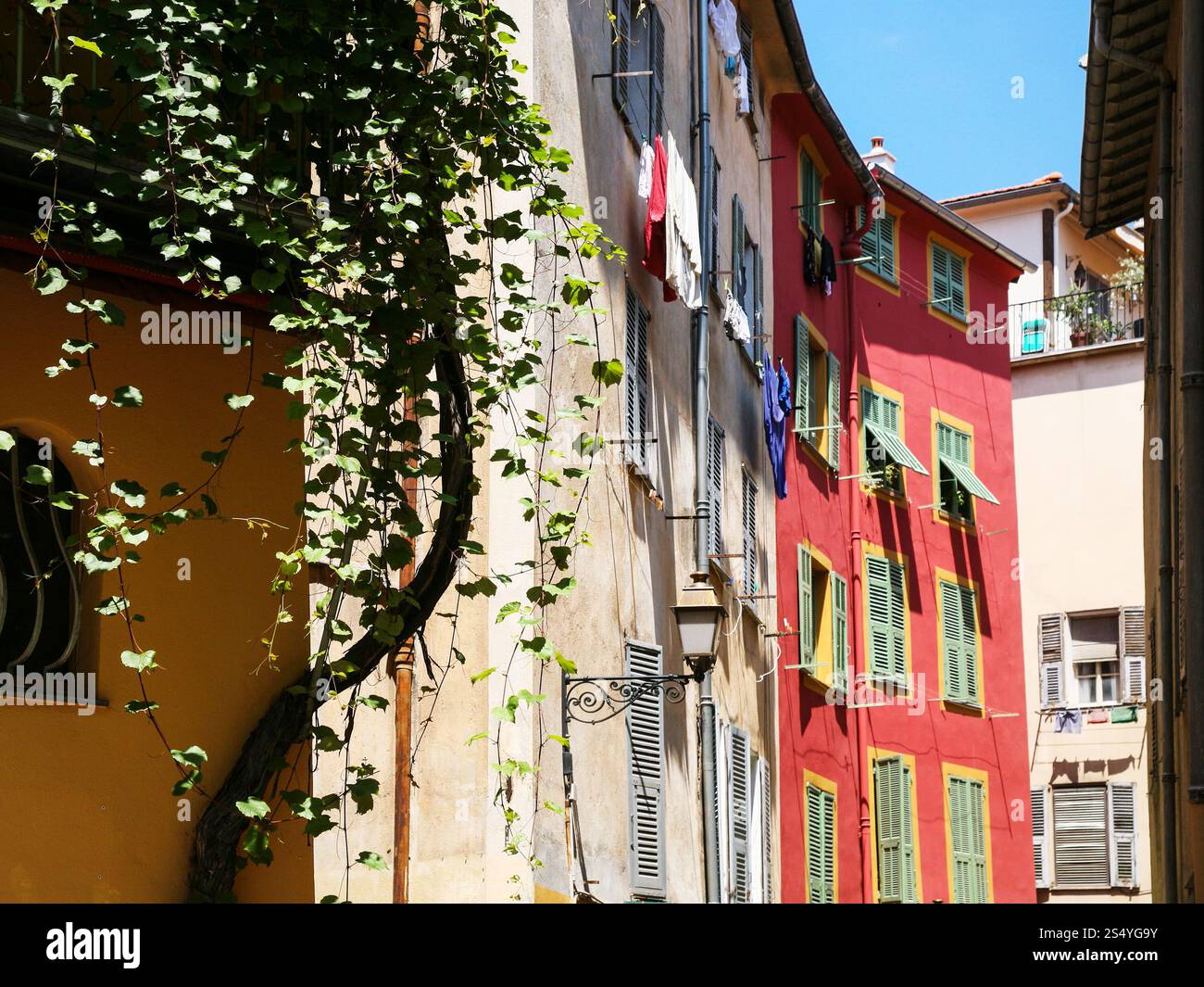Travel to Provence, France - picturesque dwelling urban houses in old ...