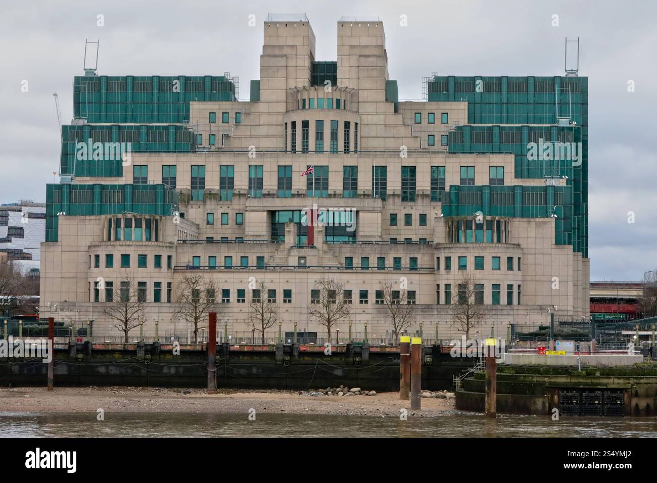 Das SIS Secret Intelligence Service Building in London. Das Gebäude ...