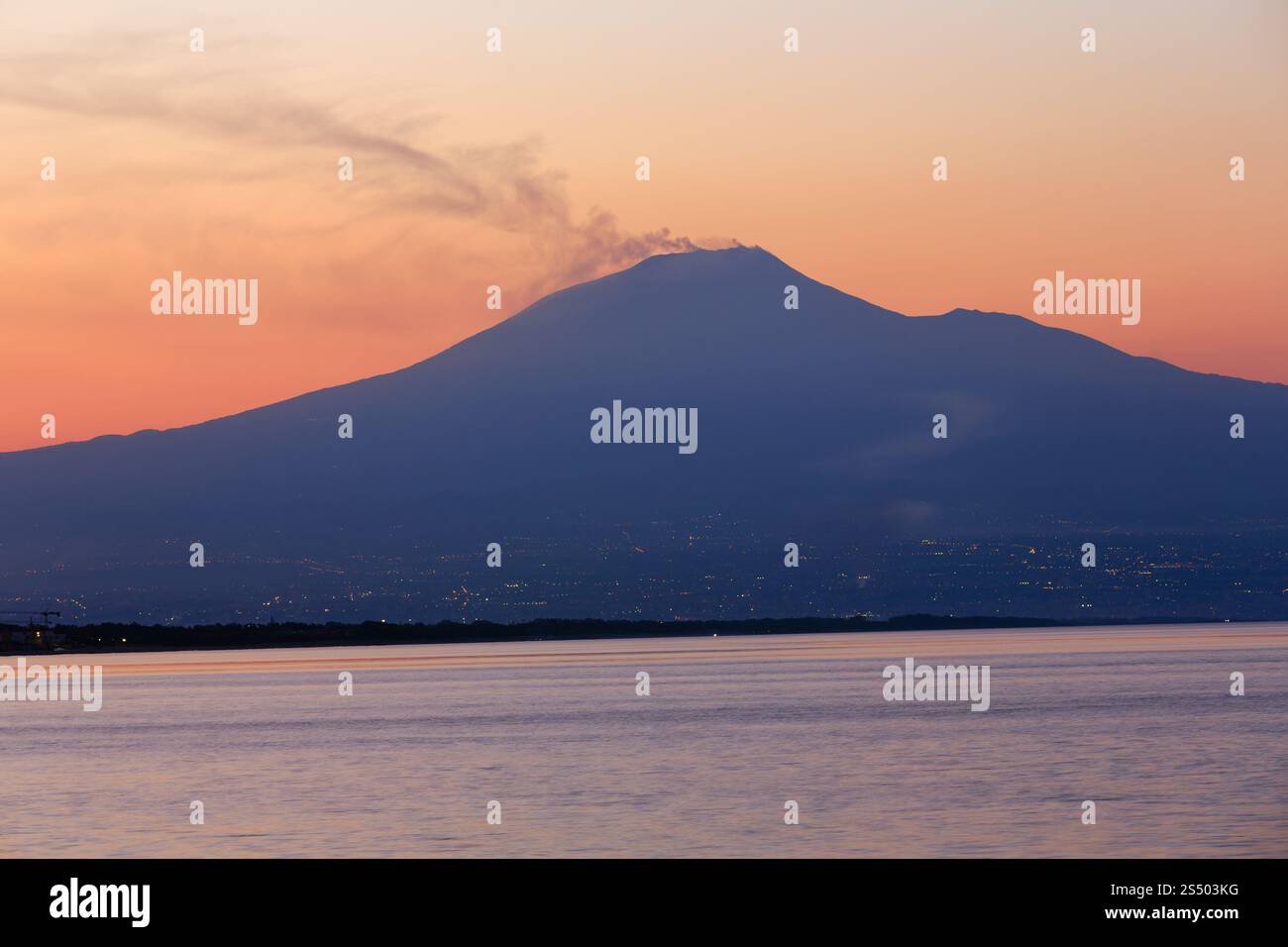 Beautiful sunset twilight on Agnone Bagni sea beach with smoky Etna ...