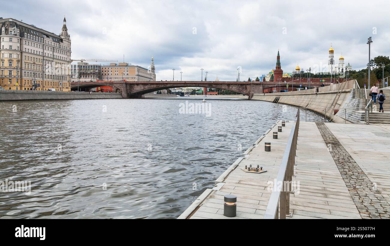 Moscow skyline view of moskvoretskaya embankment of moskva river hi-res ...