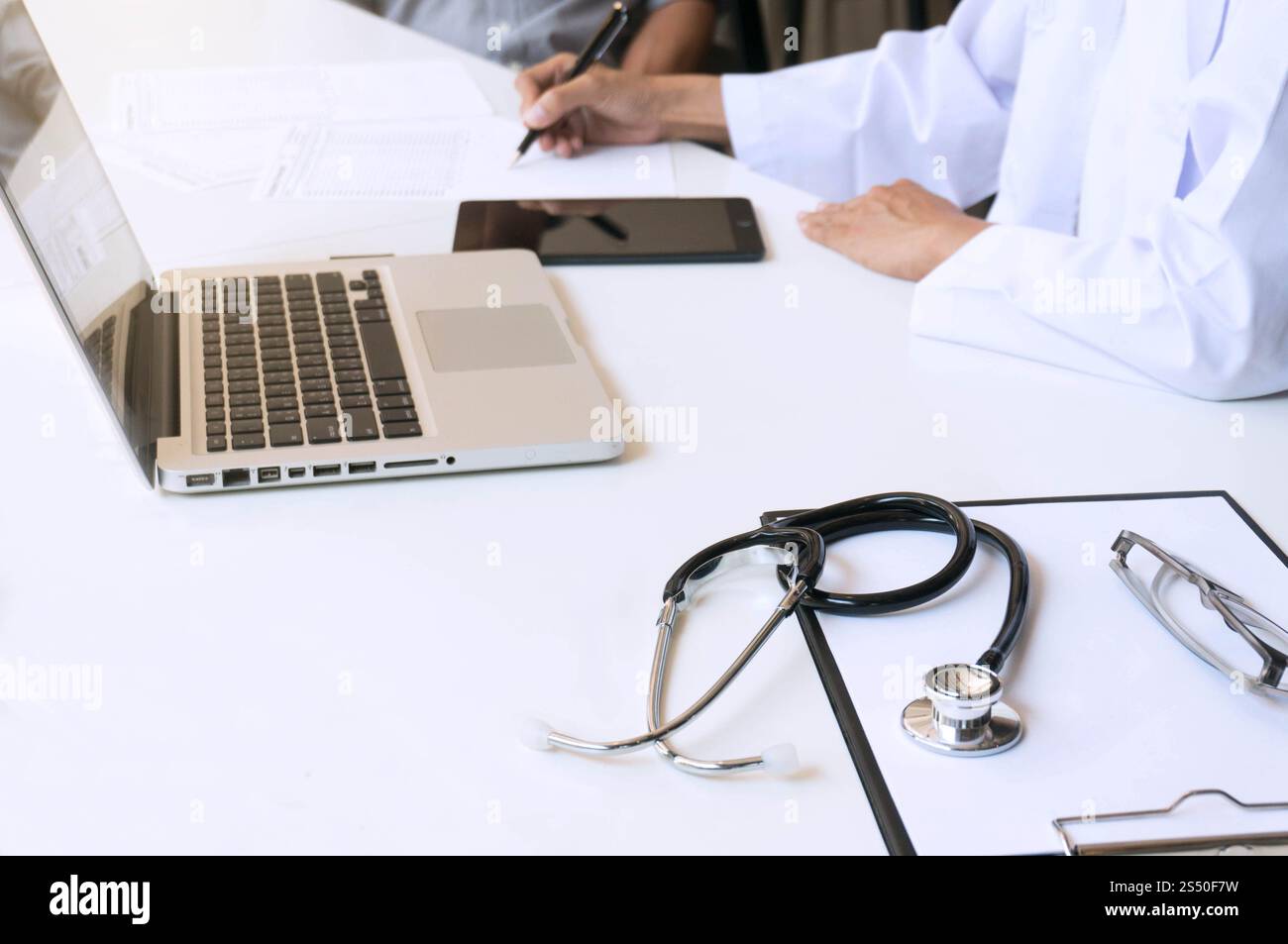 medicine doctor explain diagnosis to doctor team holding and showing ...