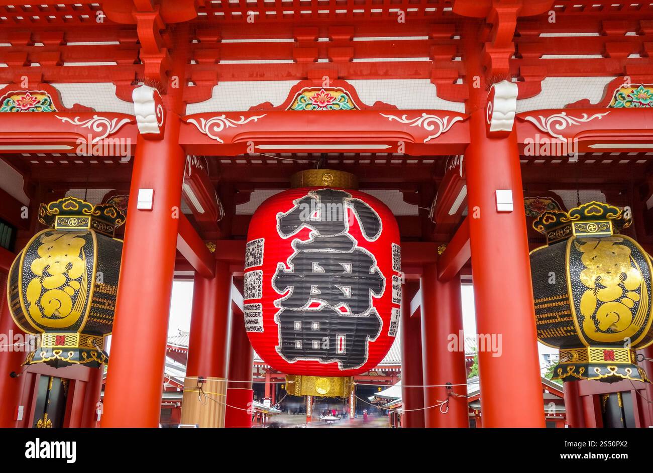 Lantern in Kaminarimon gate, Senso-ji Kannon temple, Tokyo, Japan ...