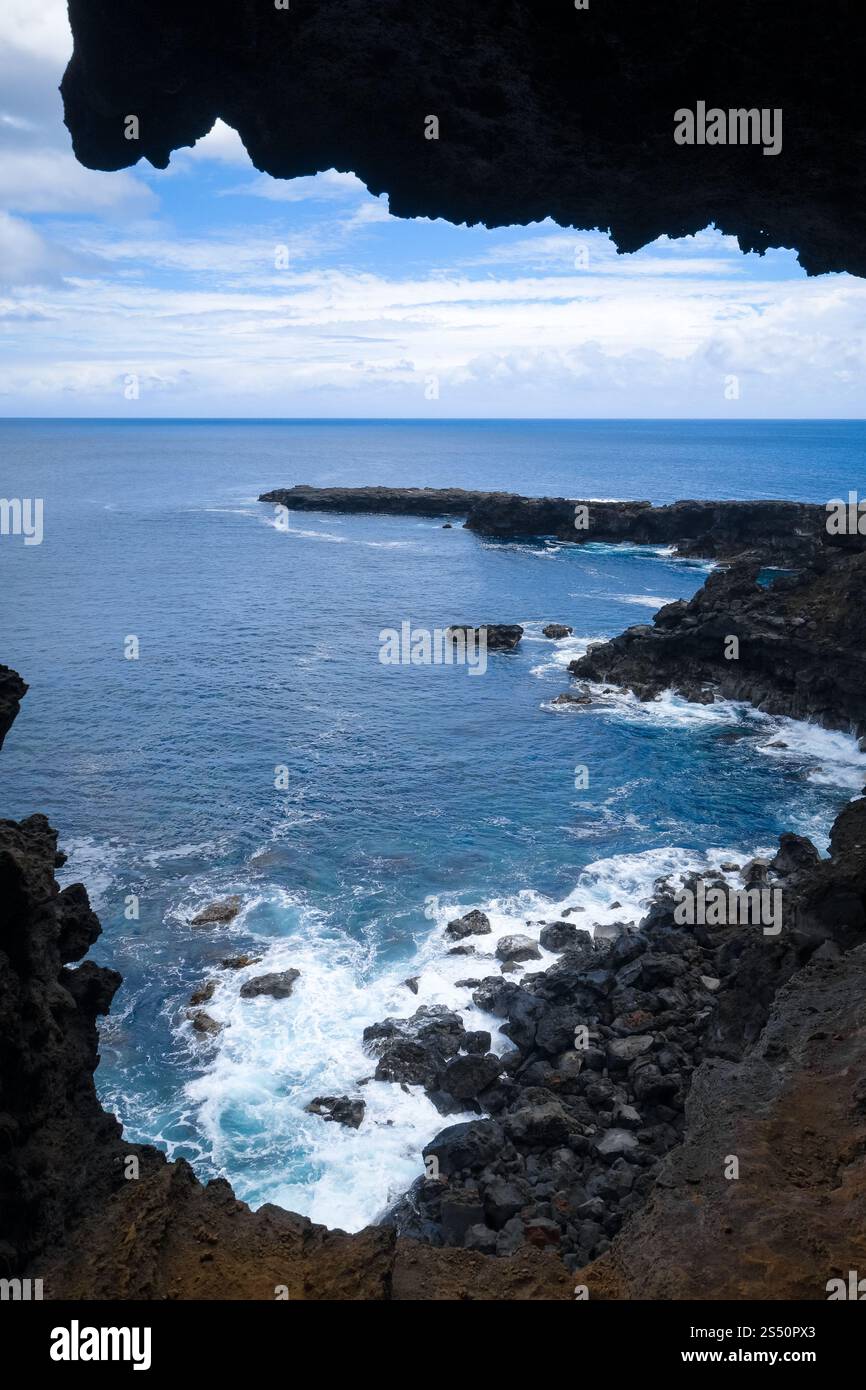 Cliffs and pacific ocean landscape vue from Ana Kakenga cave in Easter ...
