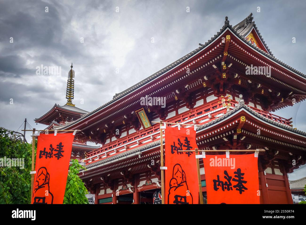 Kaminarimon gate and pagoda in Senso-ji Kannon temple, Tokyo, Japan ...