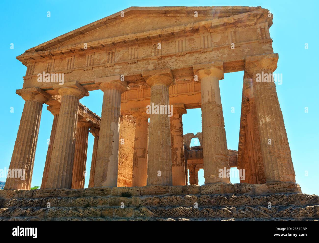 Temple of Concordia in famous ancient Greece Valley of Temples ...