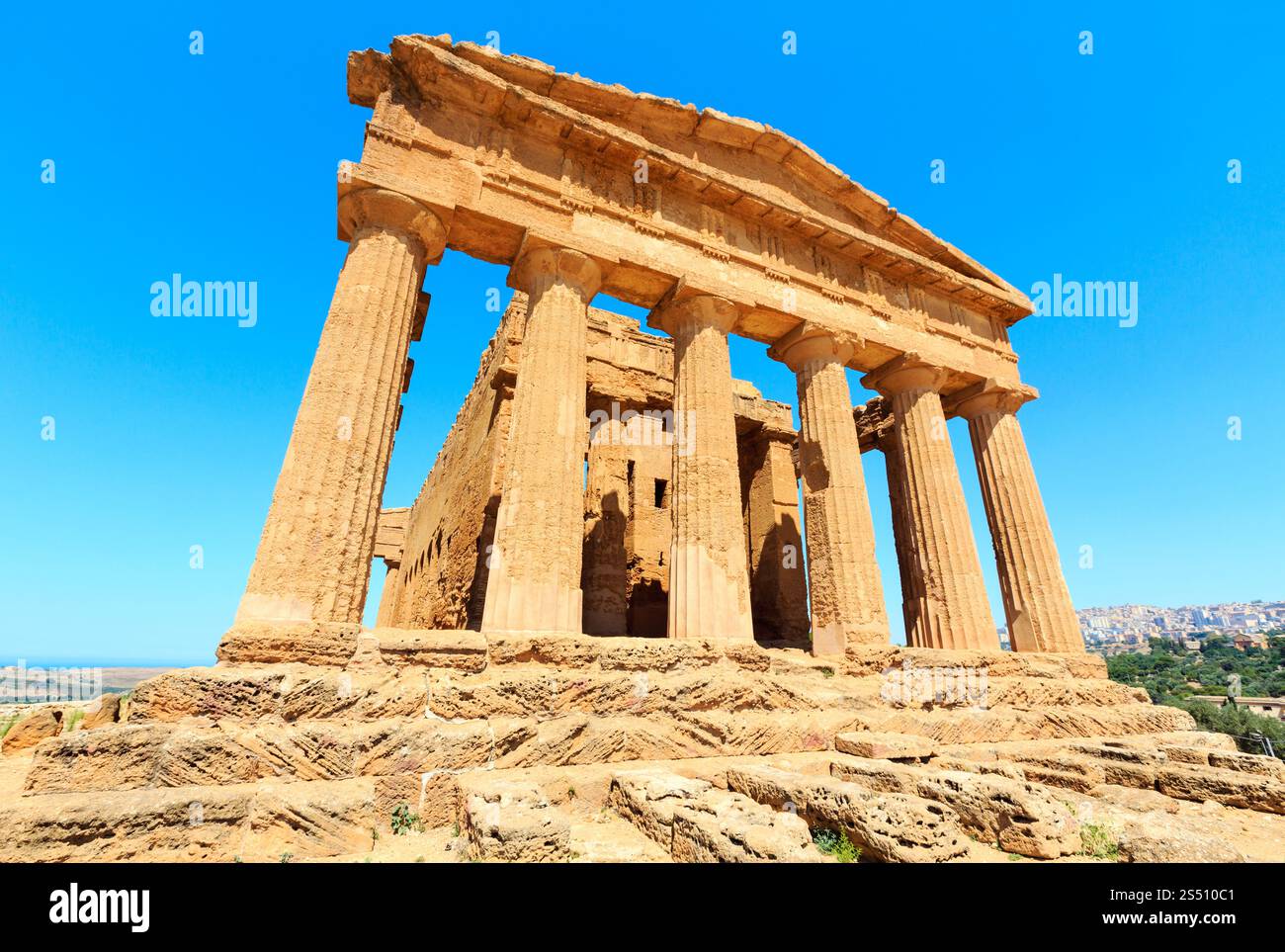 Temple of Concordia in famous ancient Greece Valley of Temples ...