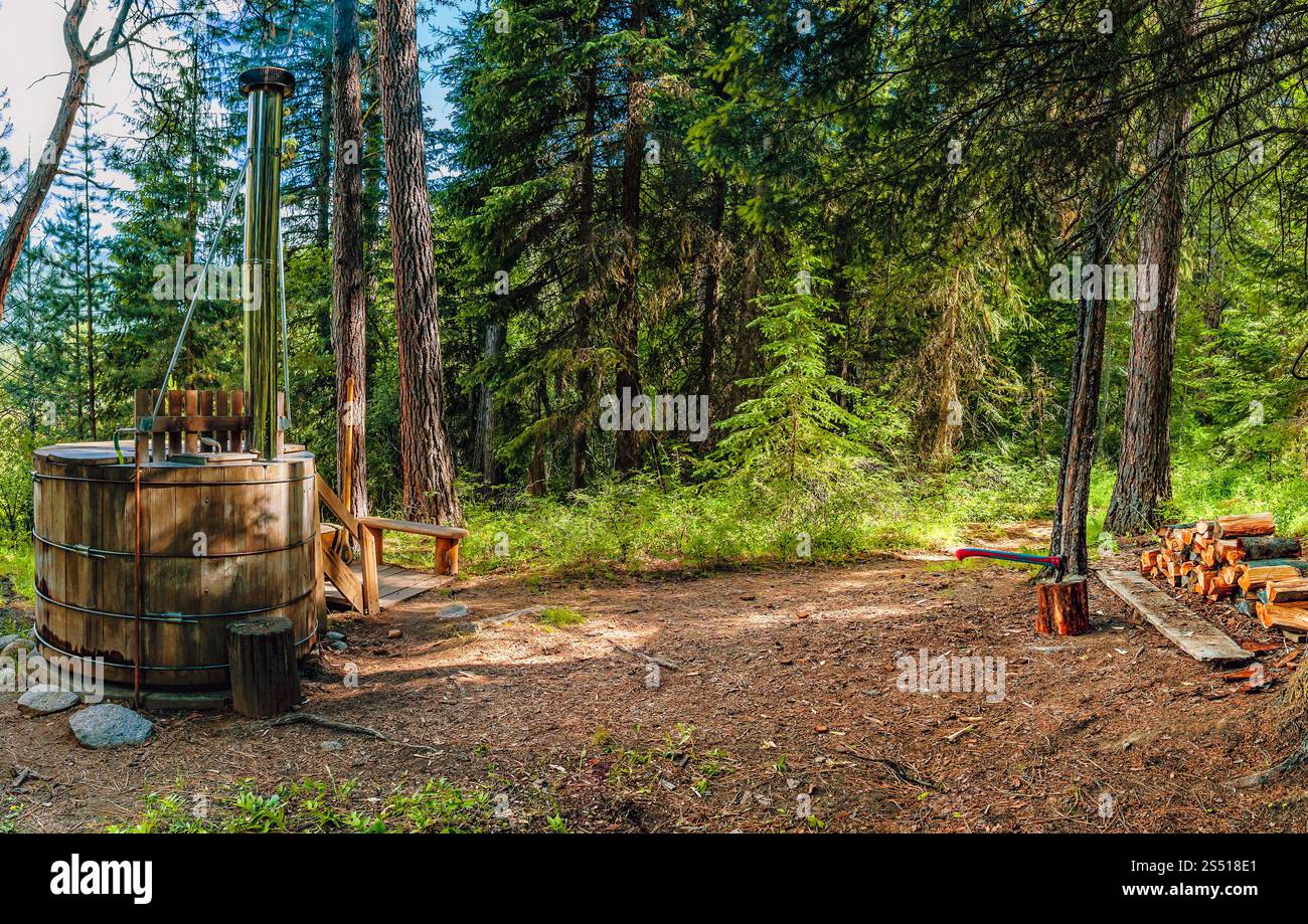 Rustic Outdoor Hot Tub in Forested Woodland Setting Stock Photo - Alamy