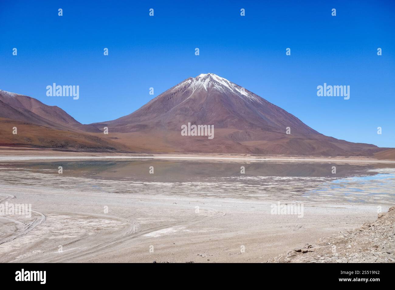Clear altiplano laguna in sud Lipez reserva Eduardo Avaroa, Bolivia ...
