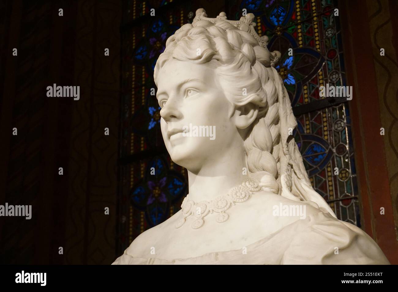 Close up of a white marble bust of Queen Elisabeth of Hungary in front ...