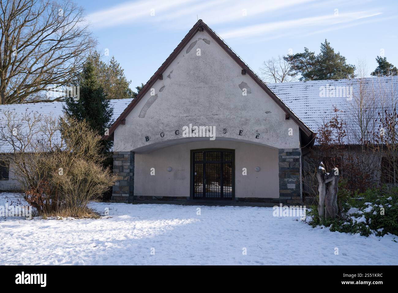Wandlitz, Germany. 13th Jan, 2025. Covered in snow is the former villa ...