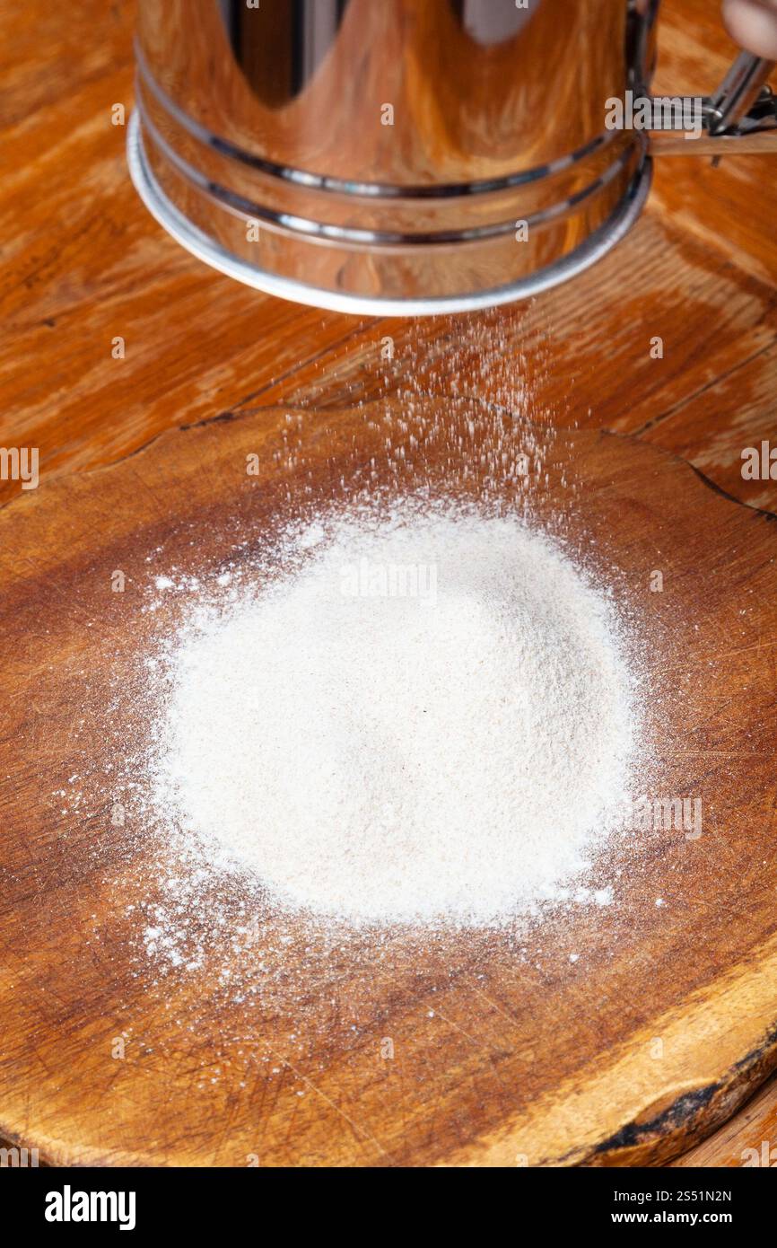 Flour pour hi-res stock photography and images - Alamy