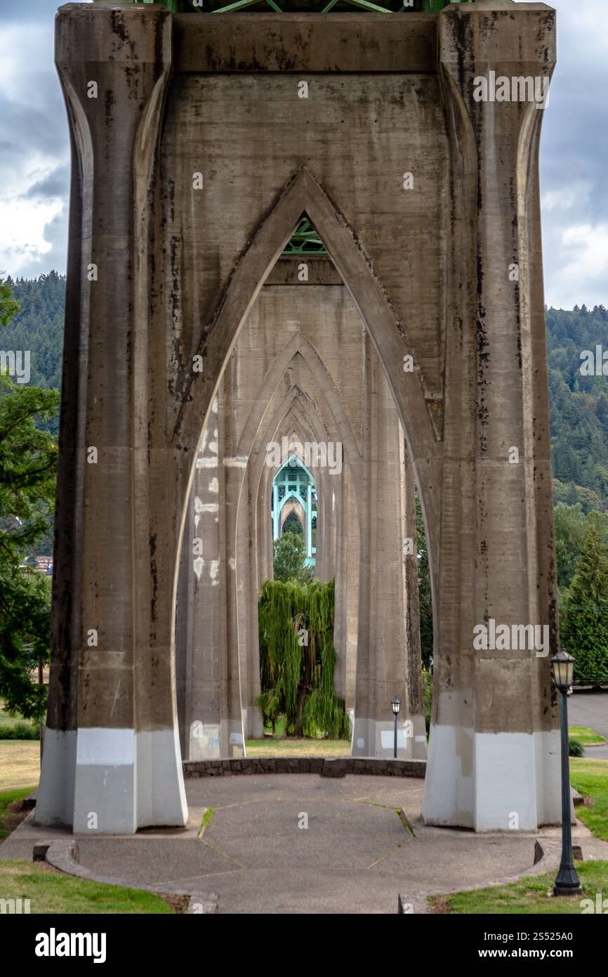 Architectural Details of St. Johns Bridge Showing Repetitive Symmetry ...