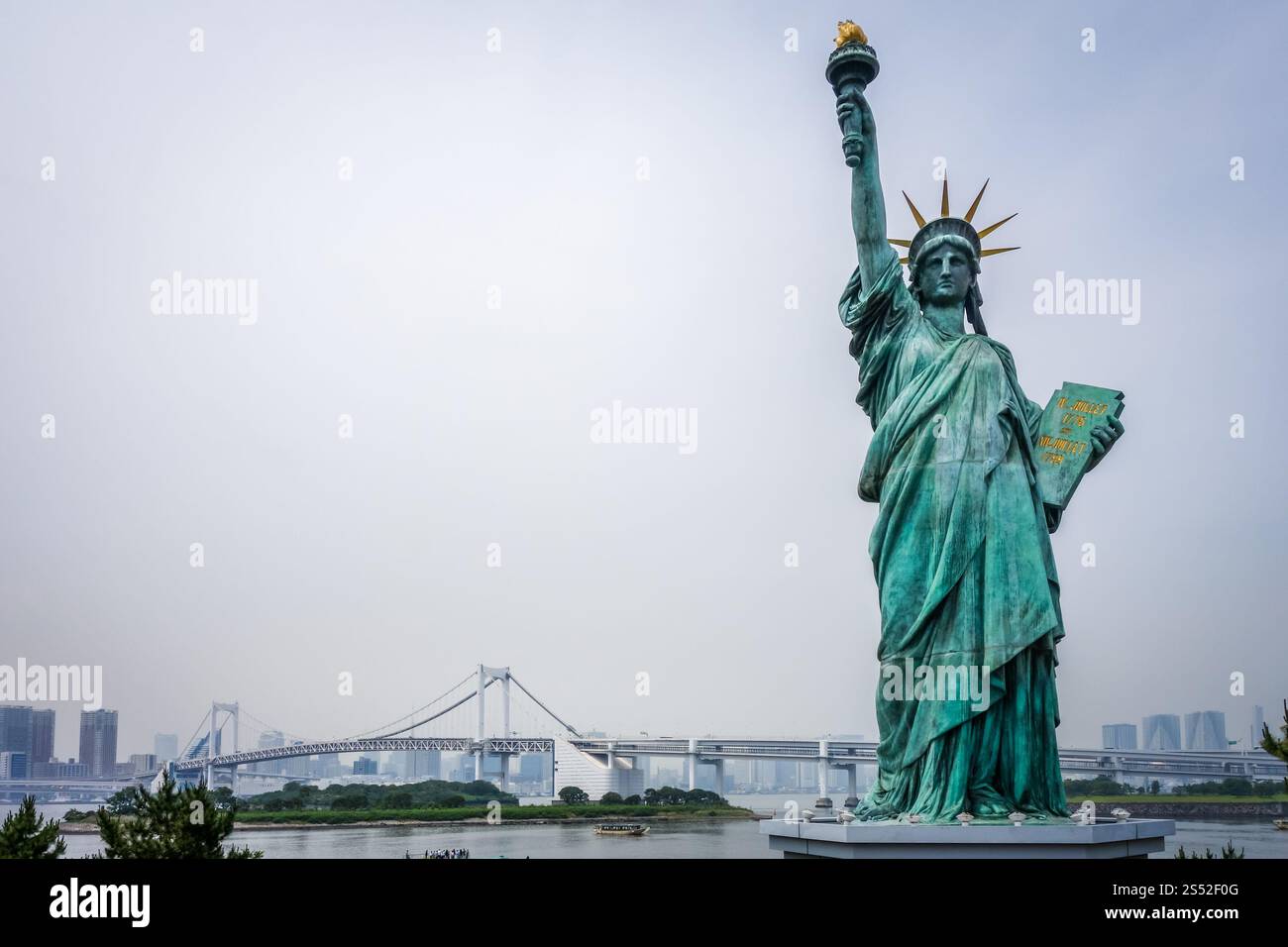 Statue of liberty, rainbow bridge and tokyo cityscape, Japan. Statue of ...