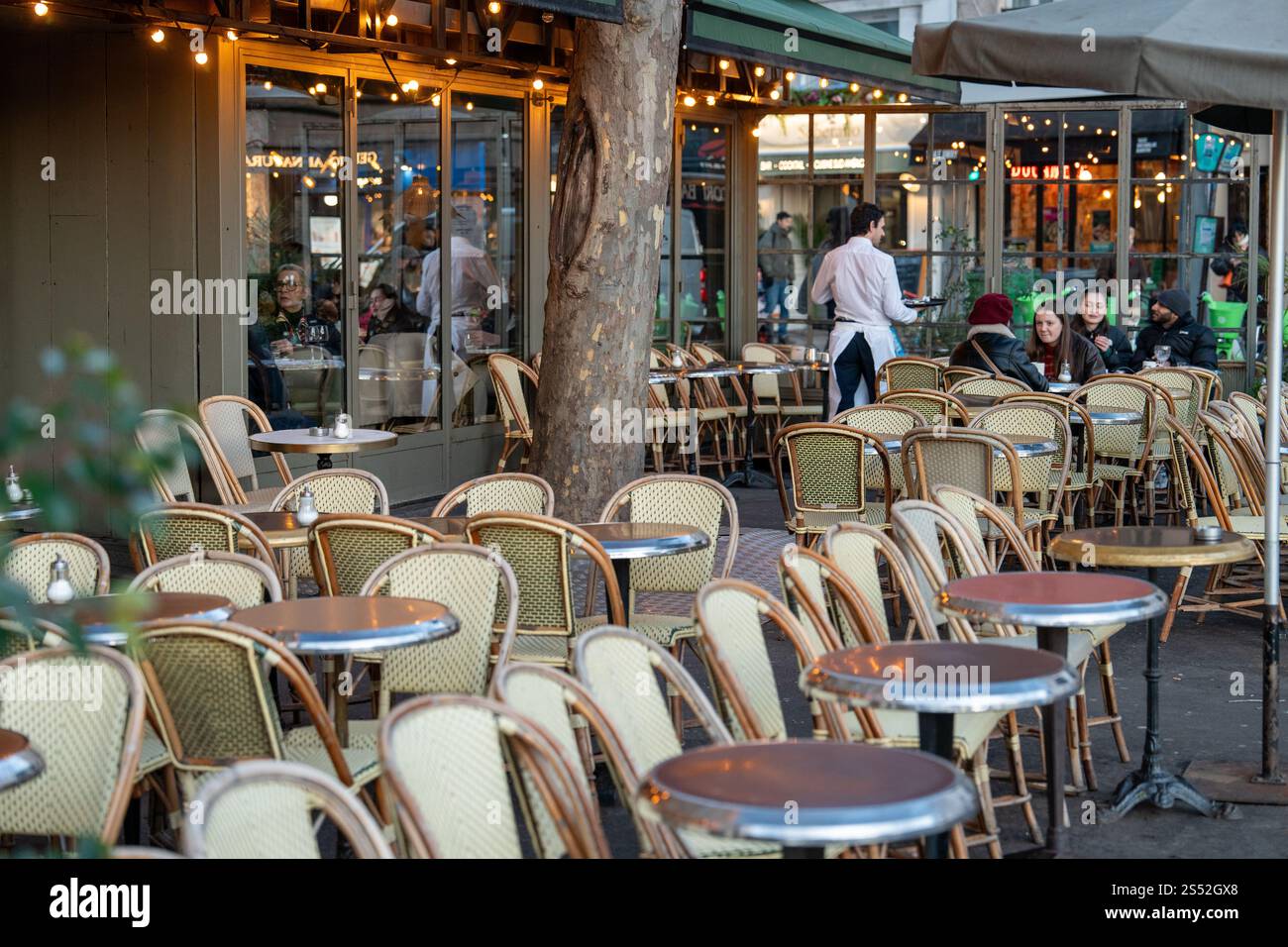 Lively parisian setting hi-res stock photography and images - Alamy