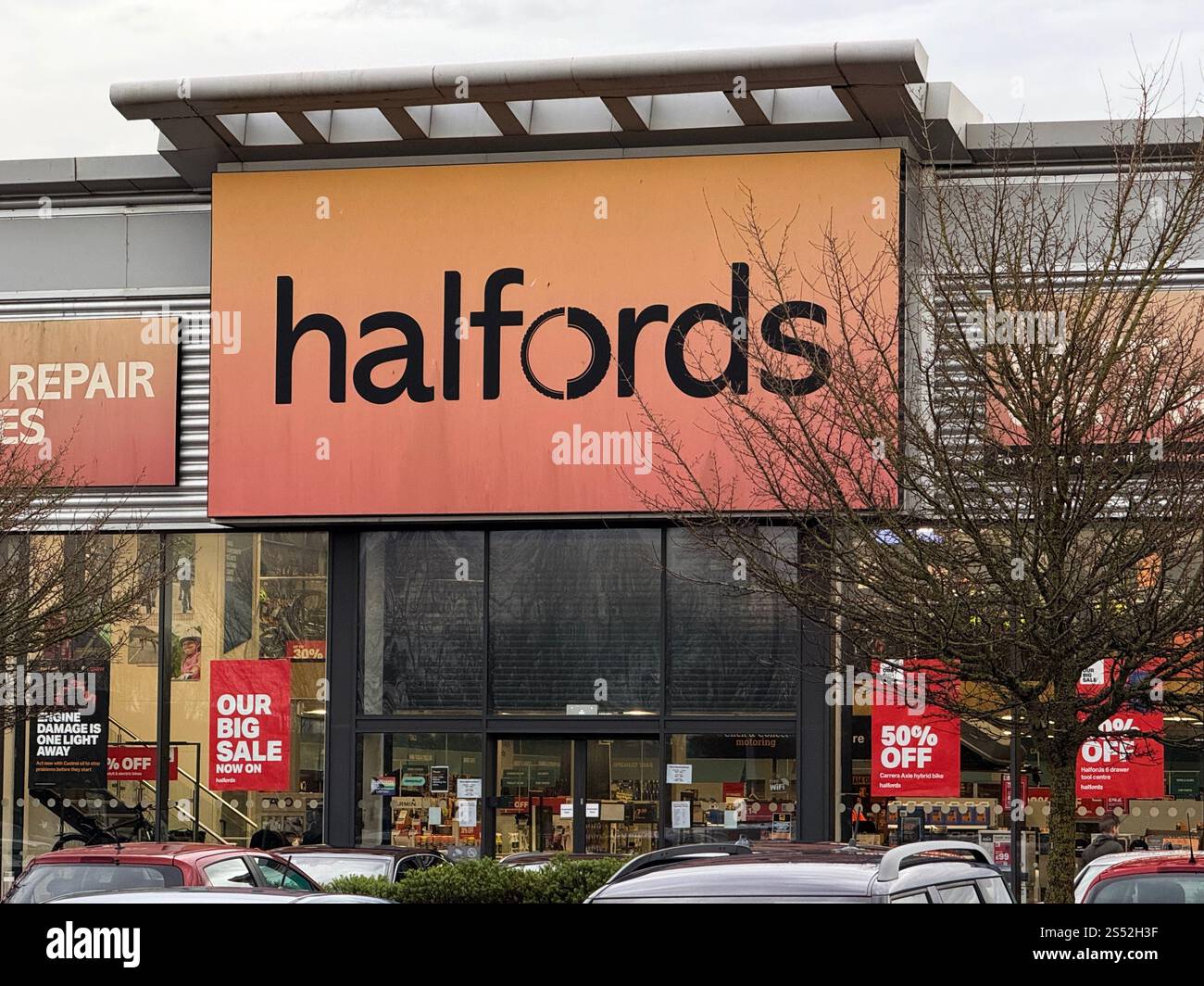Halfords Store Front in Aintree Merseyside Stock Photo - Alamy