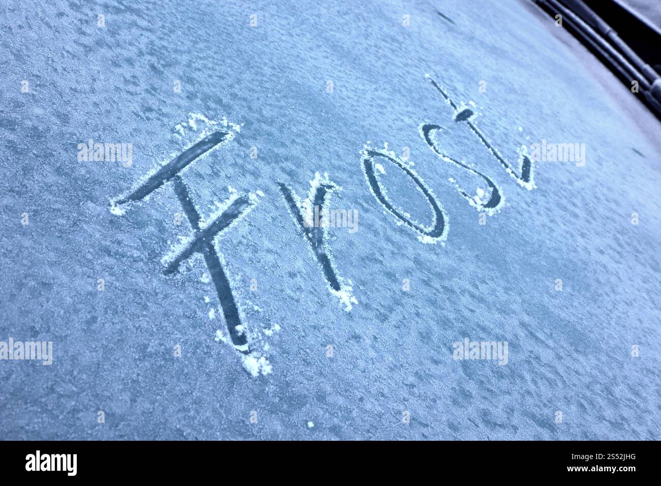 Eiskristalle auf der Scheibe eines Autos Das Wort Frost wurde in den ...