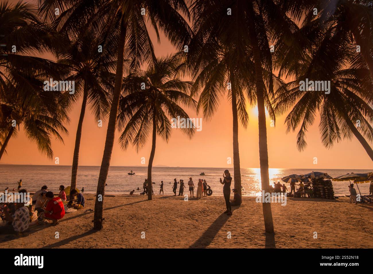 the Bang Saen Beach at the Town of Bangsaen in the Provinz Chonburi in ...