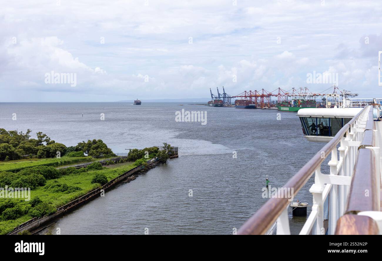 Cruise Ship departing the Cruise Terminal at the Port of Brisbane Stock ...