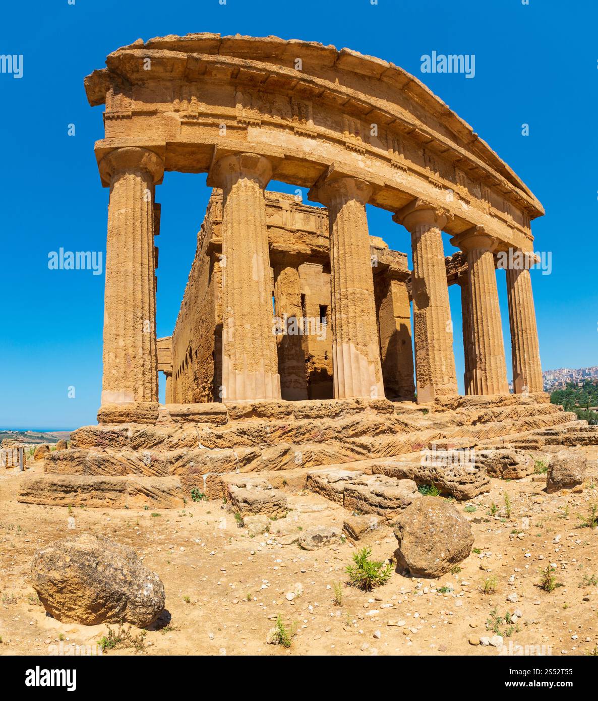 Temple of Concordia in famous ancient Greece Valley of Temples ...