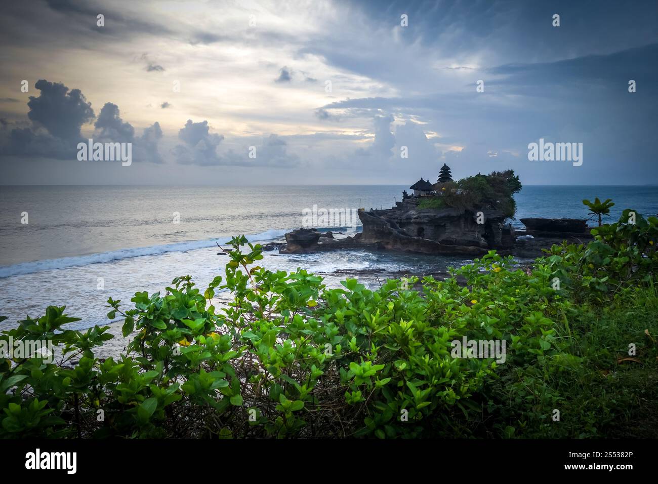 Pura Tanah Lot temple and ocean at sunset, Bali, Indonesia. Pura Tanah ...