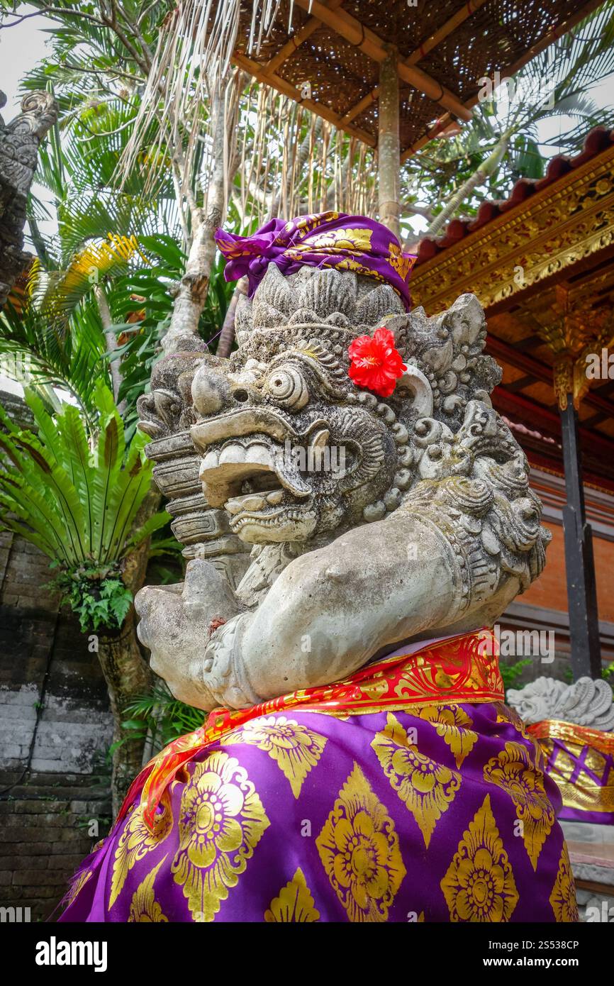 Gard statue in puri saren palace hi-res stock photography and images ...