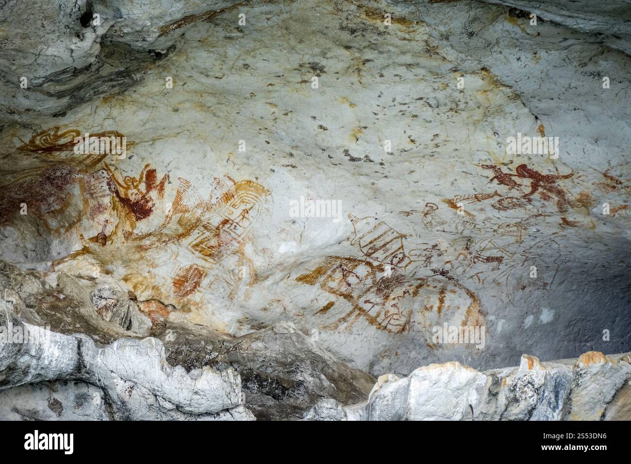 Prehistoric cave painting hi-res stock photography and images - Alamy