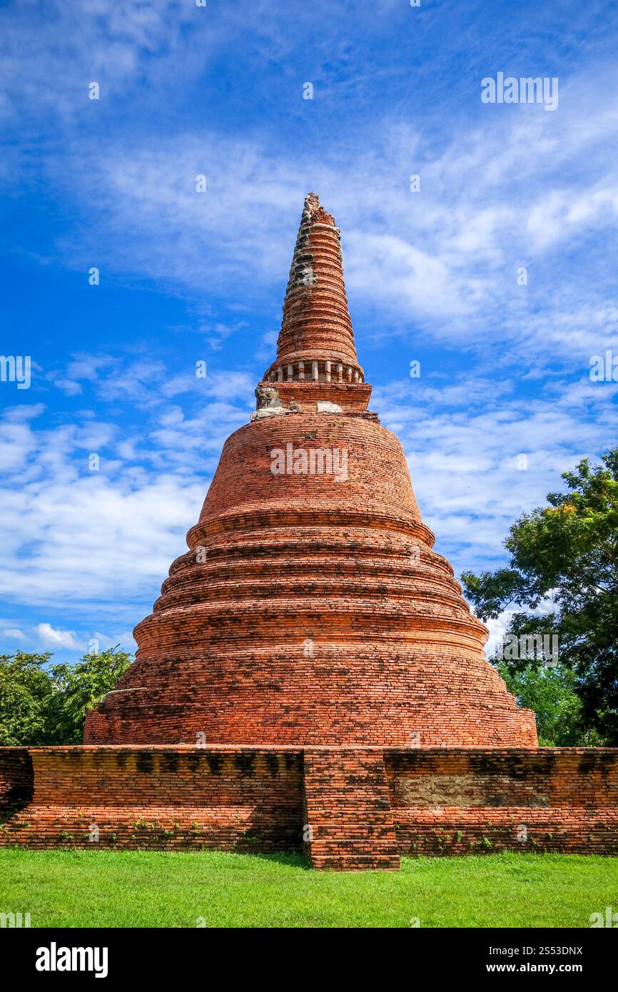 Wat Lokaya Sutharam temple in Ayutthaya, Thailand. Wat Lokaya Sutharam ...