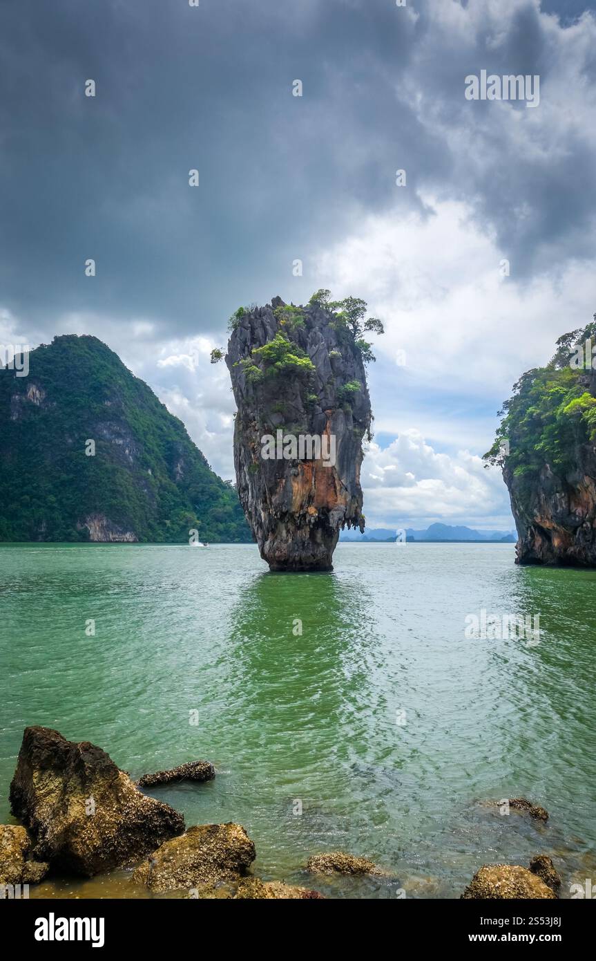 Ko tapu rock in James Bond island, Phang Nga Bay, Thailand. Ko tapu ...