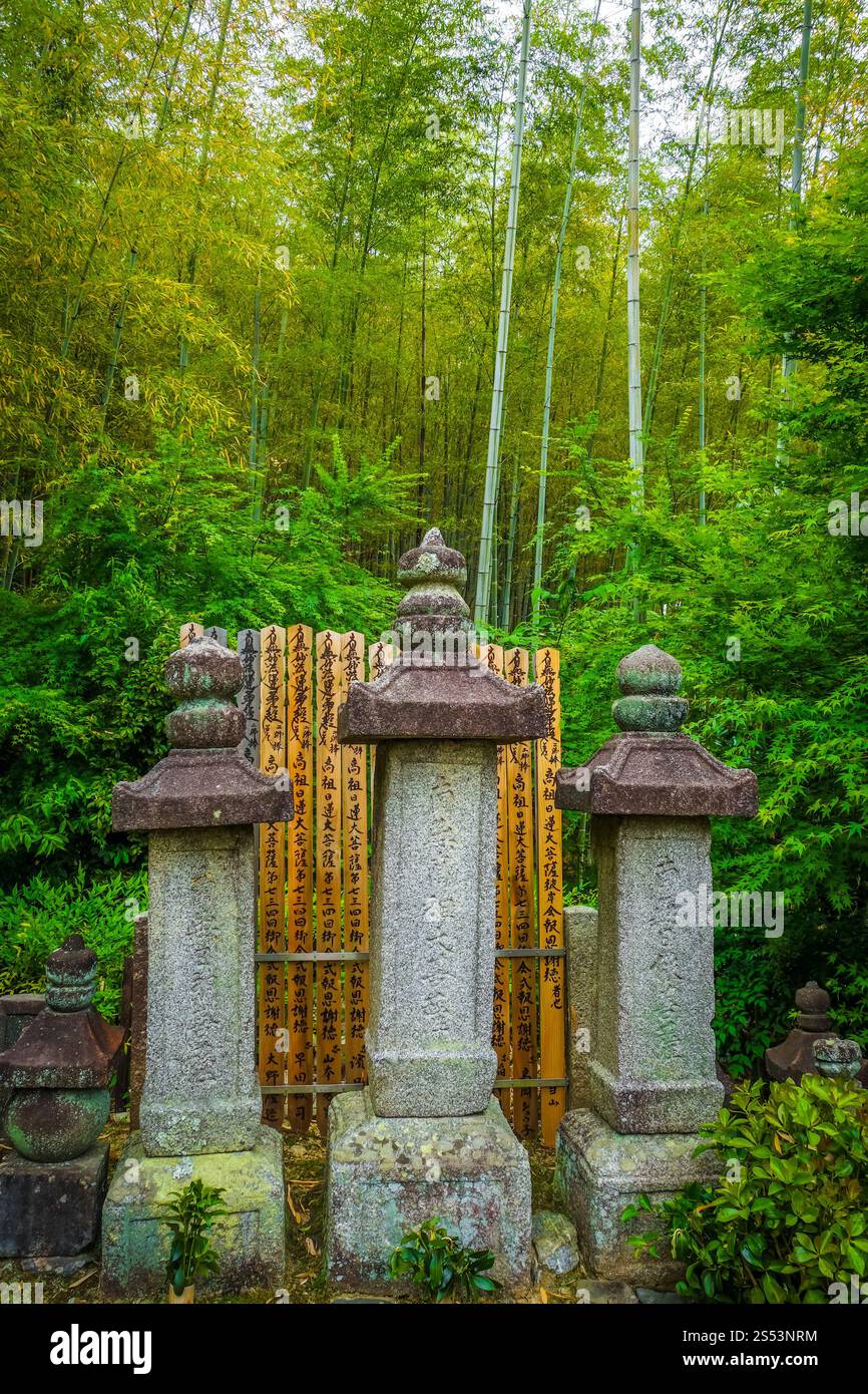 Jojakko-ji Shrine temple graveyard in Arashiyama bamboo forest, Kyoto ...