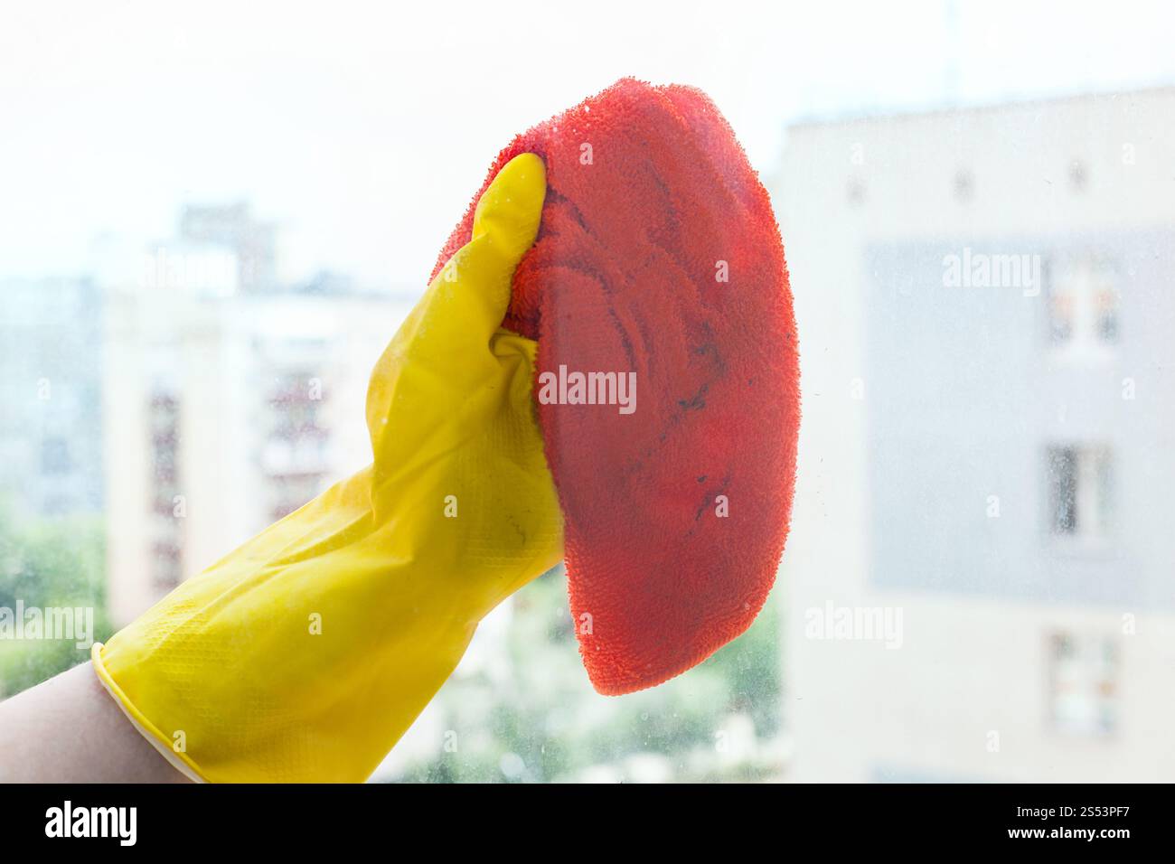 Wash dirty window house view hi-res stock photography and images - Alamy